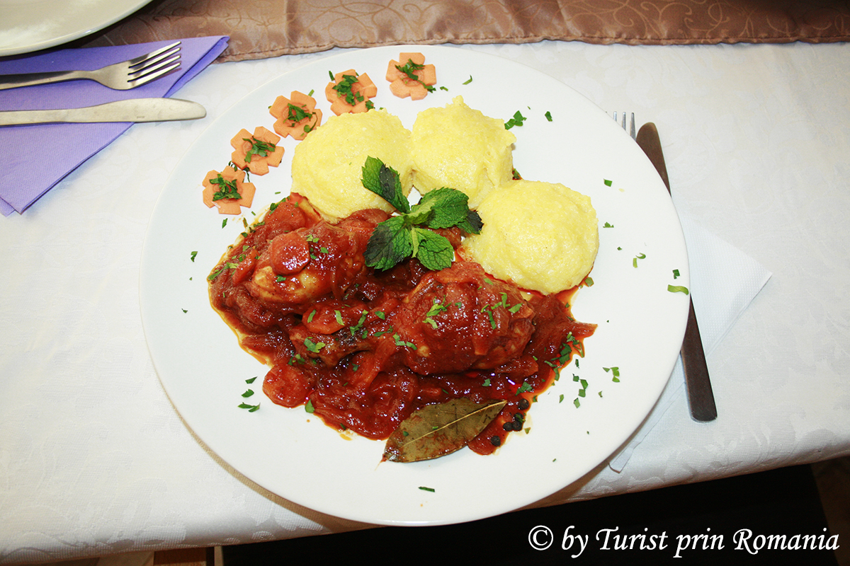 Ostropel de pui cu mămăligă a la Lucy – Turist prin Romania