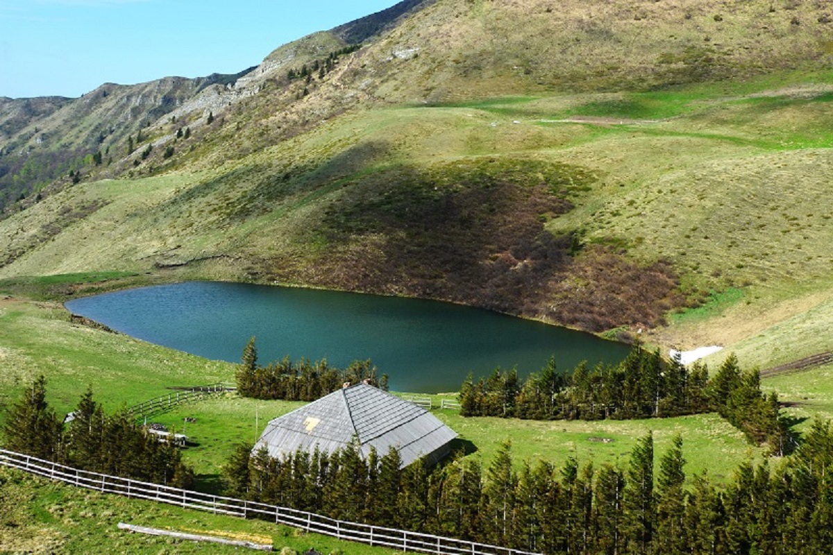 Lacul Vulturilor sau Lacul fără fund – Turist prin Romania