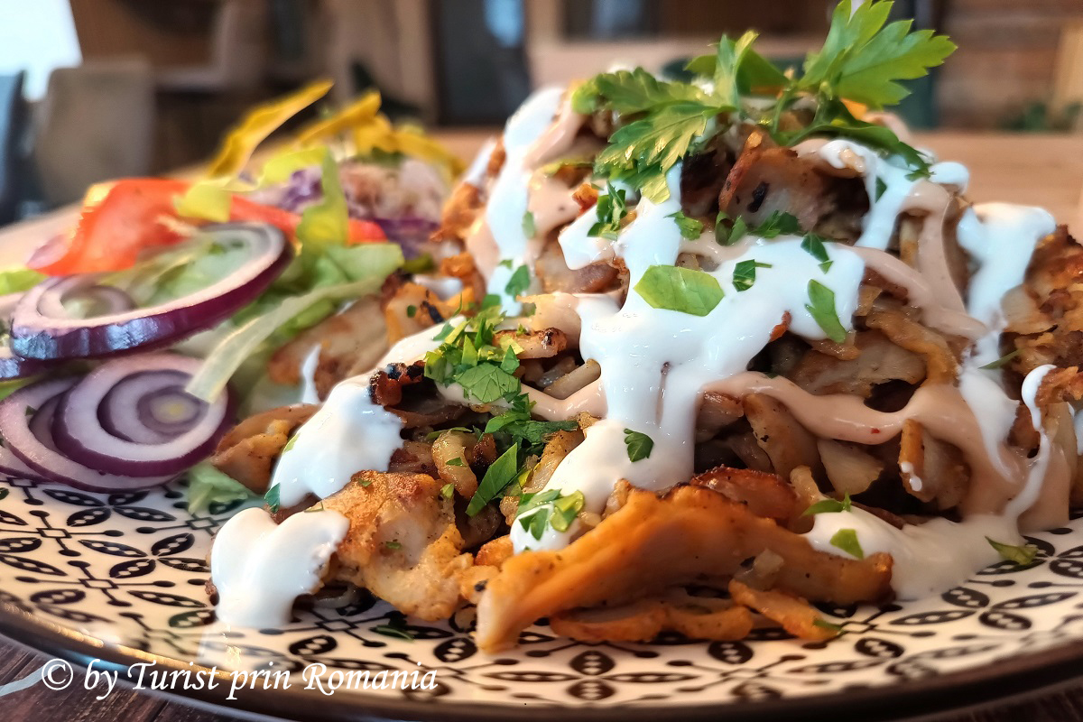 Shaorma de pui, la farfurie – savoare și prospețime la Deer House din ...